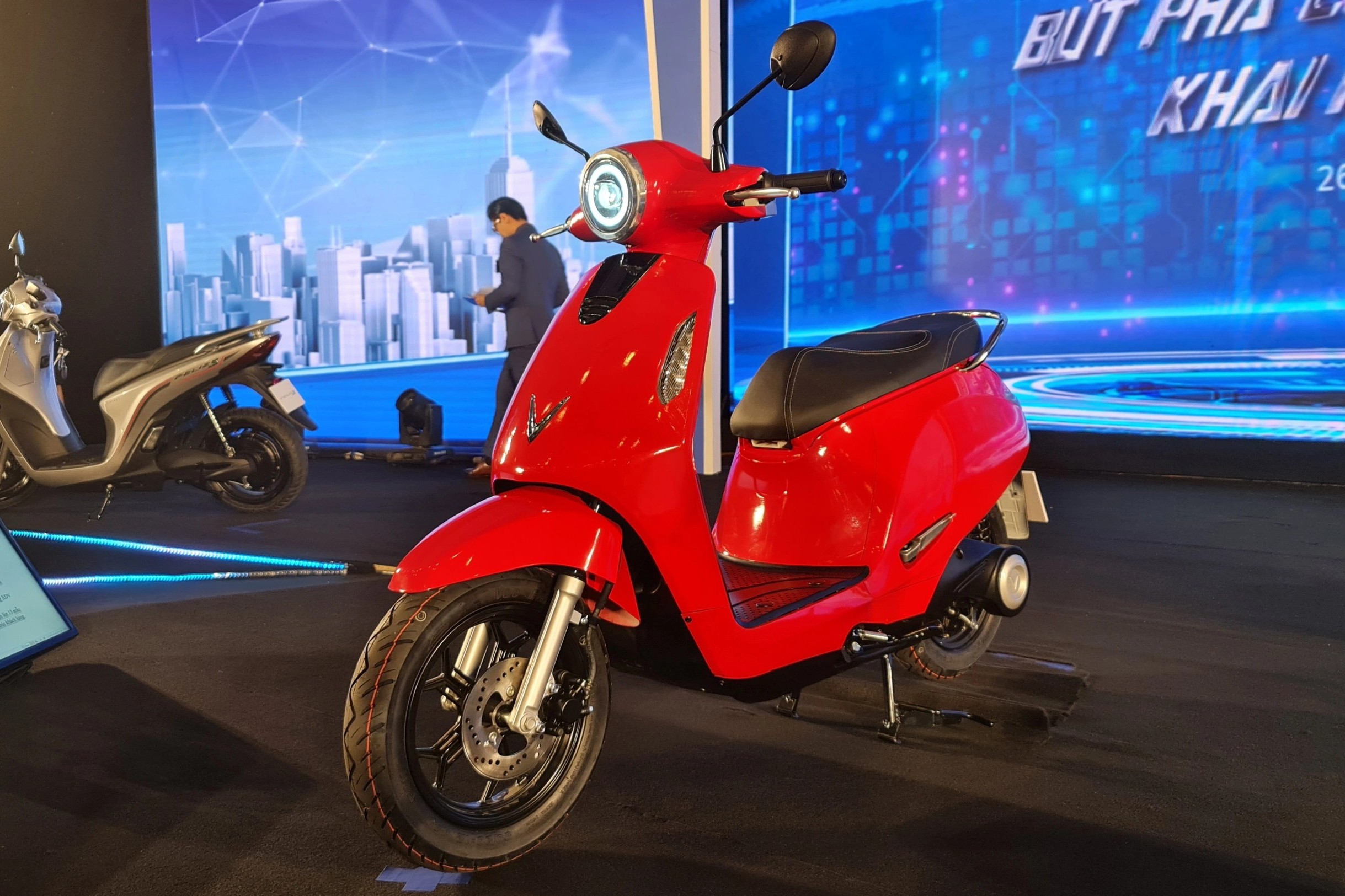 Giá xe máy điện Evo 200 phù hợp cho học sinh, sinh viên