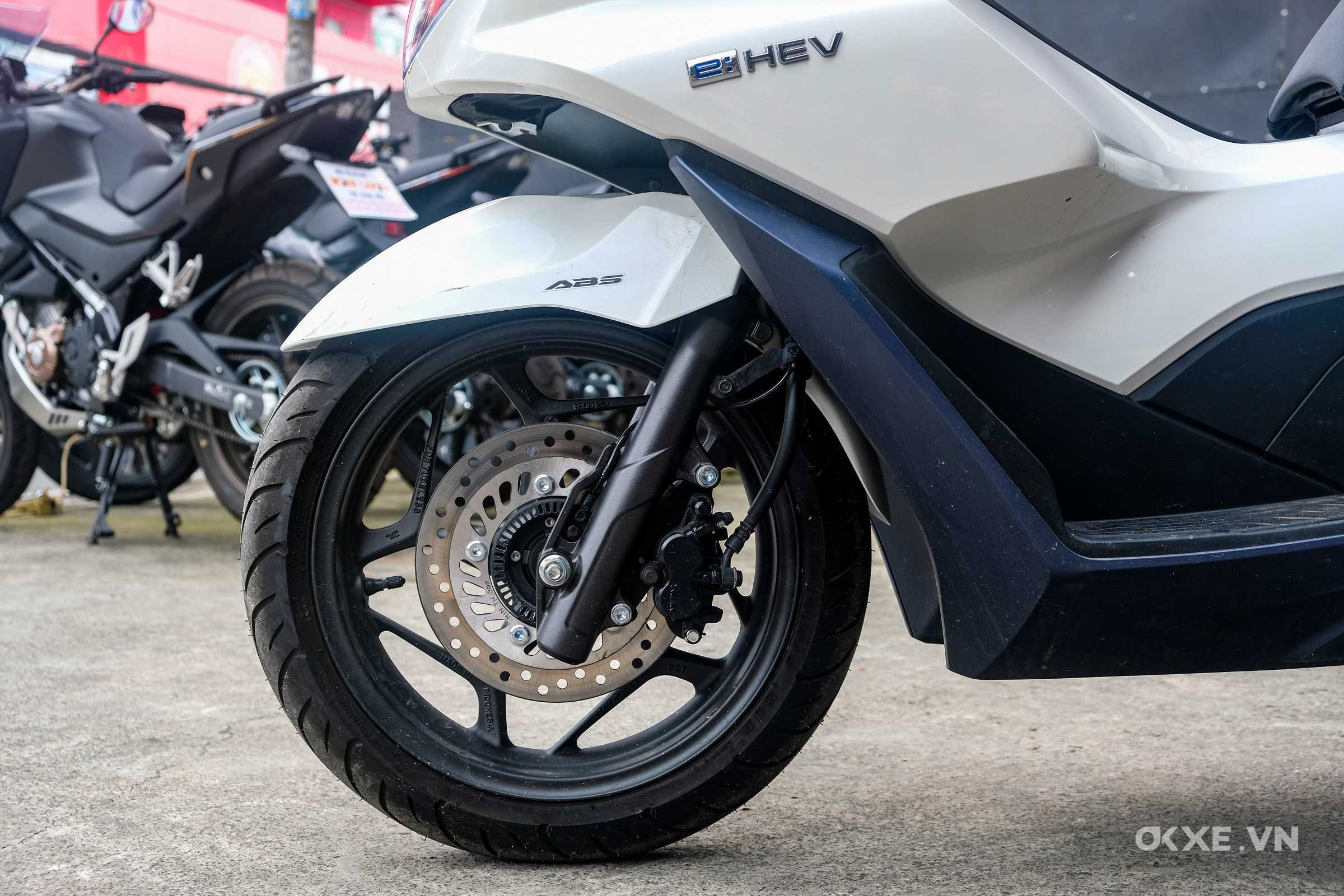 Xe hybrid Honda PCX e:HEV giá gần 100 triệu, đi 50 km với 1 lít xăng