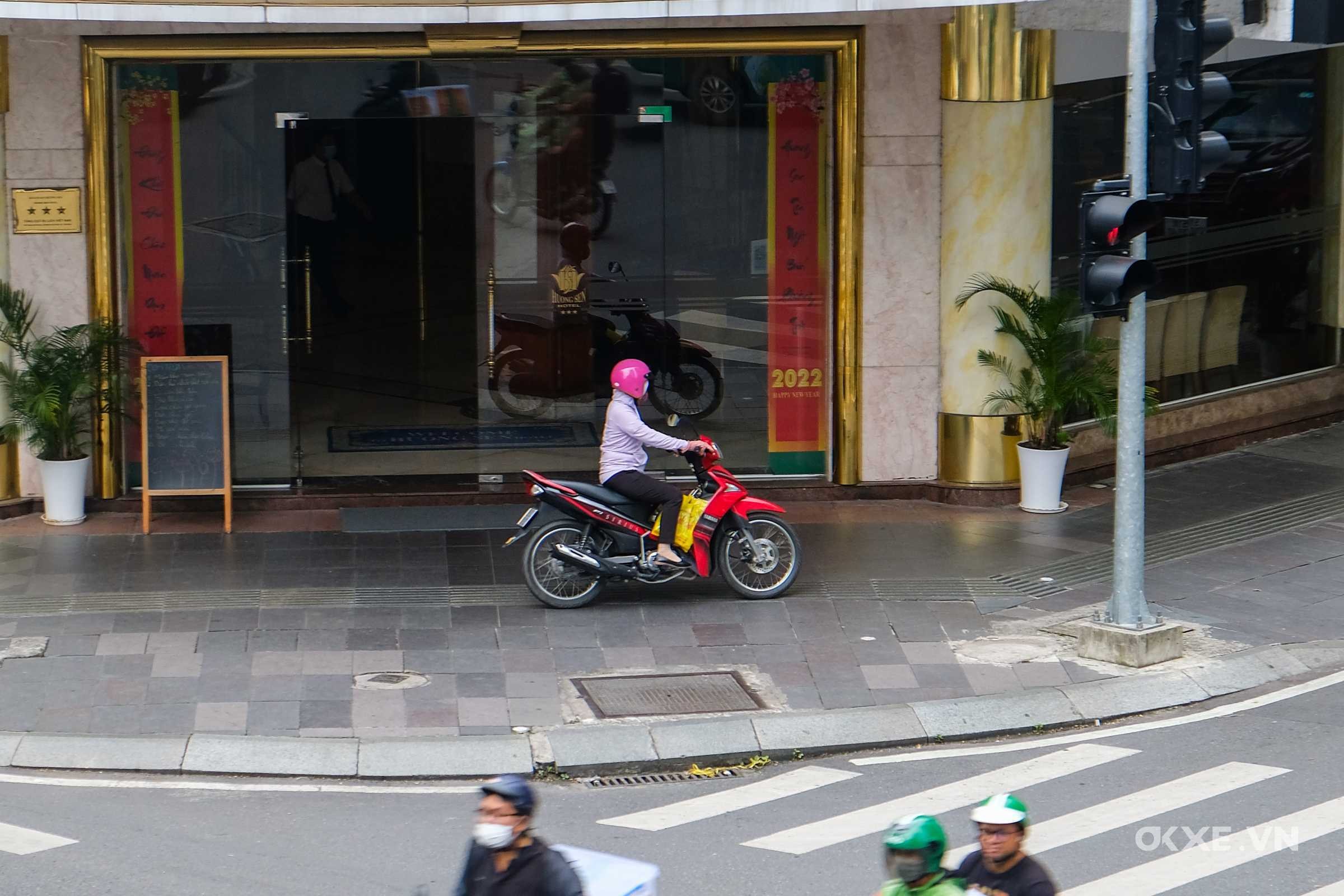 Lỗi xe máy đi trên vỉa hè bị phạt bao nhiêu?