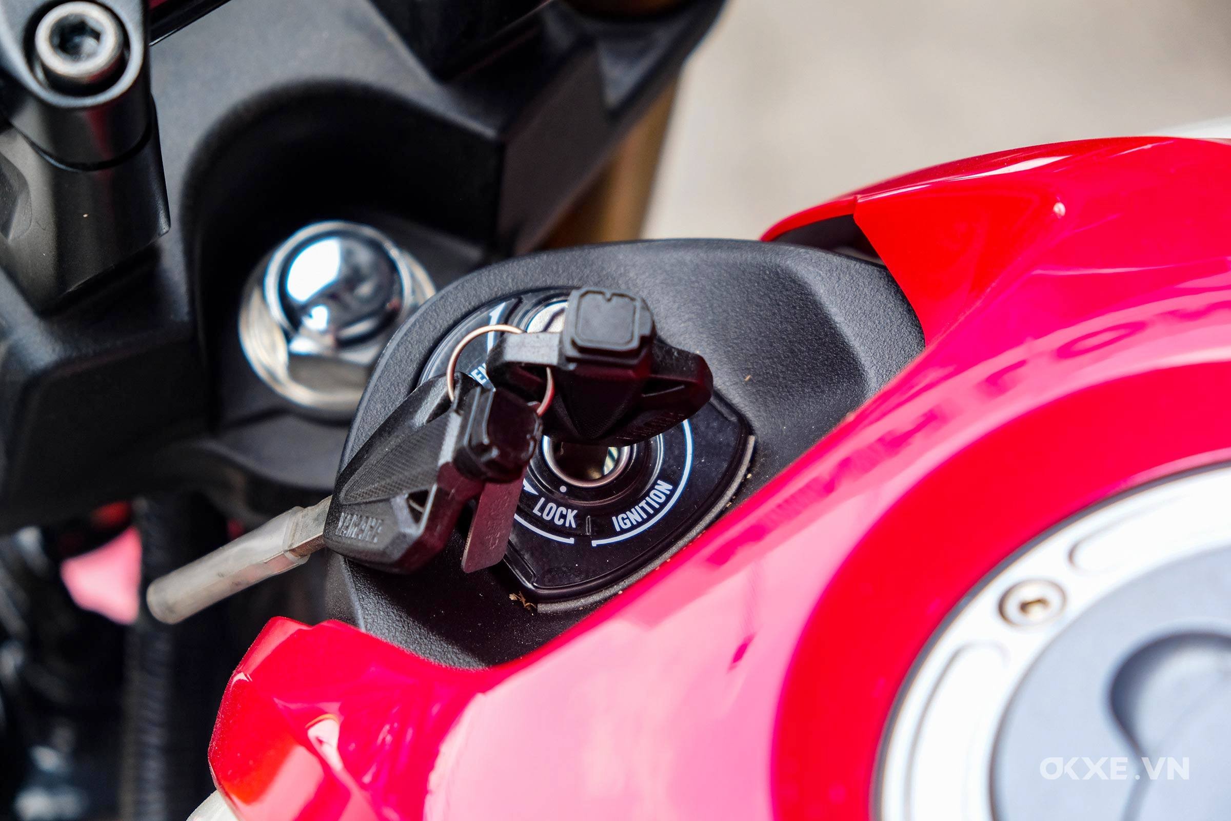 So sánh giá xe XS155R 2023 chính hãng và giá XSR 155 nhập khẩu tư nhân
