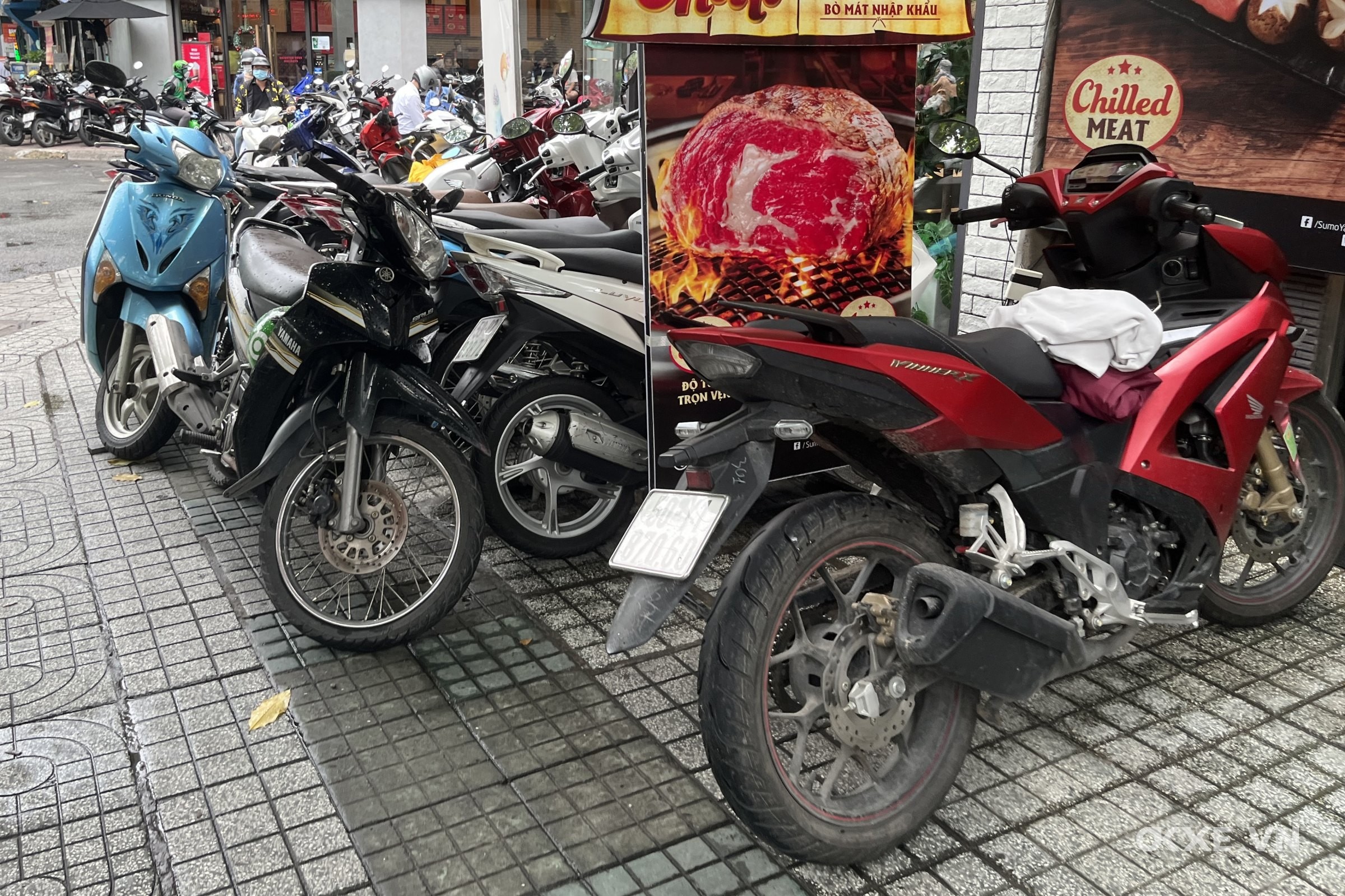 Lỗi đỗ xe máy trên vỉa hè phạt bao nhiêu?